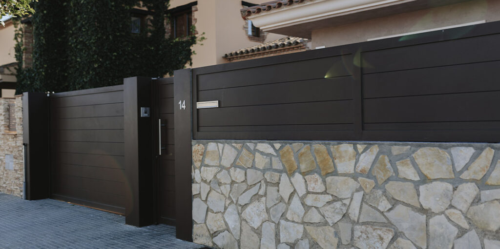 Puertas y Vallas de Aluminio Soldado: Machihembrada Aluvalla®